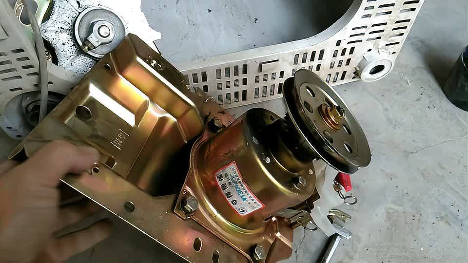 全自动洗衣机拆卸下来的离合器看看吧
