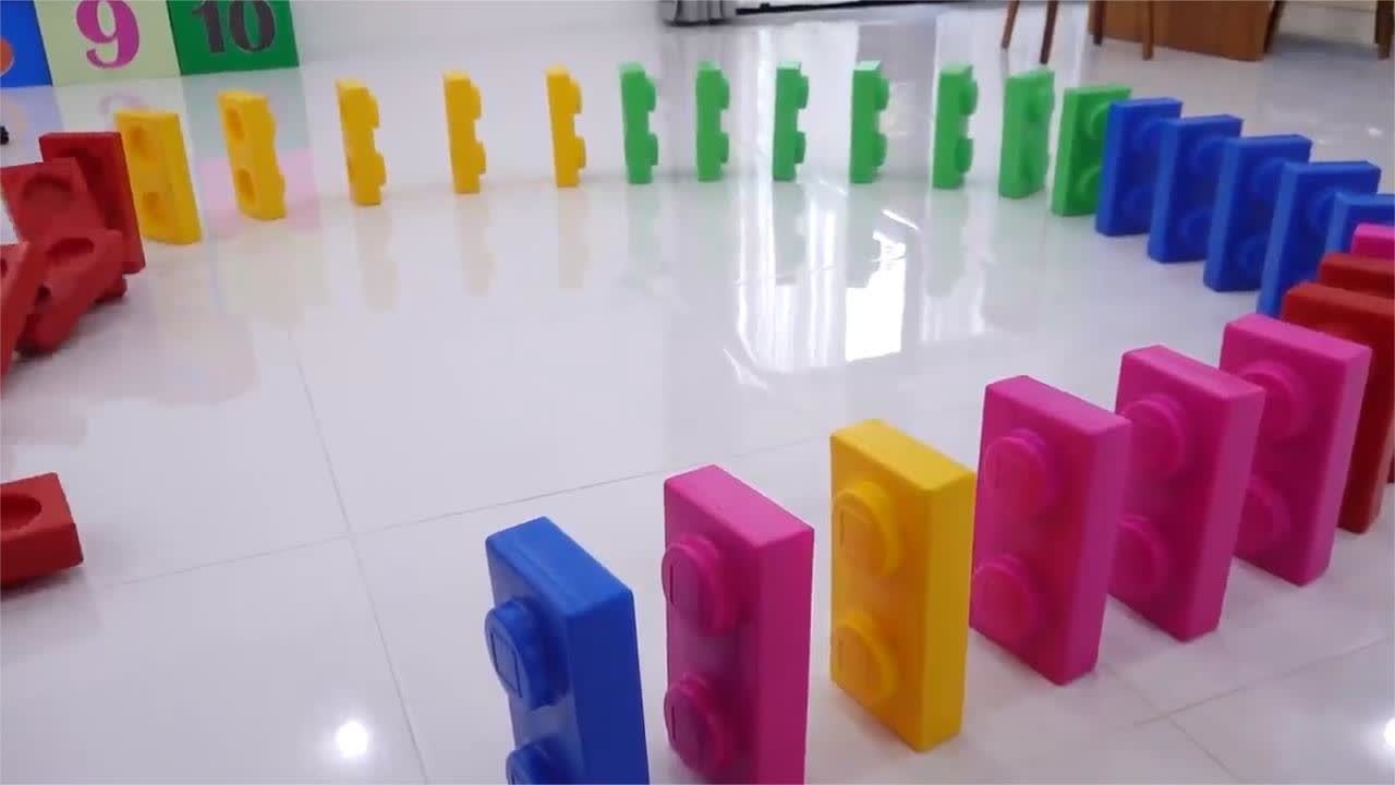 小男孩的汽车玩具与学习英文数字的游戏,超大积木排列亲子游戏