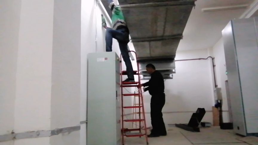 维修电工安装电缆桥架,利用下班时间多干活,多赚钱