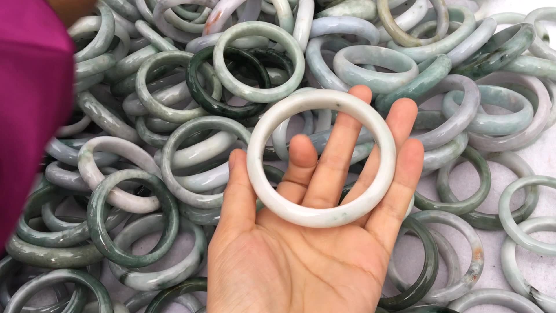云南边境集市翡翠手镯堆积成山,一条只要100元,老板还爱理不理