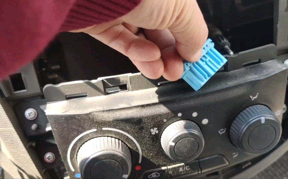 车载导航倒车影像,原来这么简单,看完视频小姐姐也可以安装