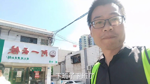 随拍在清远拼多多物流园打工仔下班生活,河粉加啤酒感觉还不错