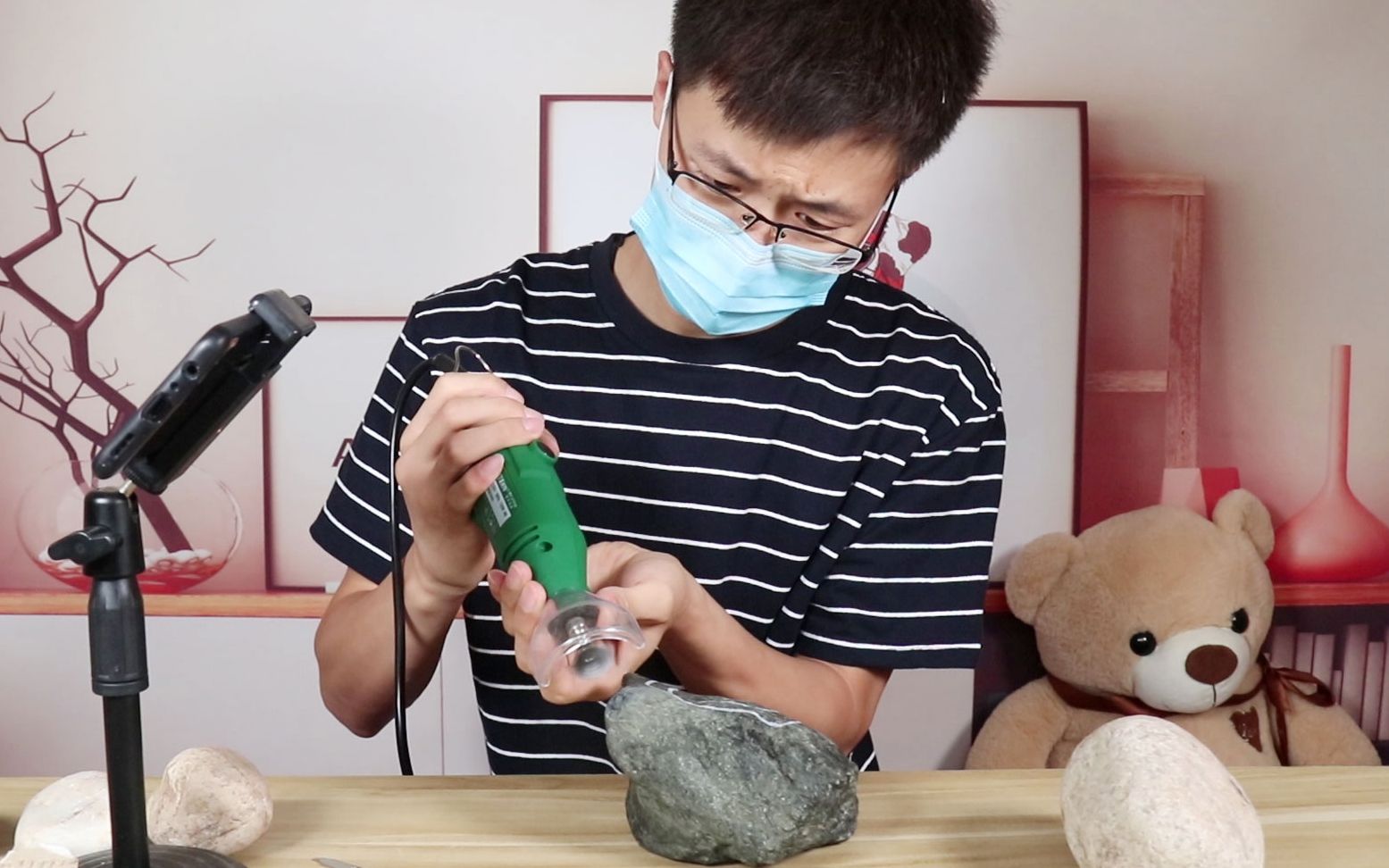 小伙花300元买来翡翠原石,切开的瞬间不淡定了.