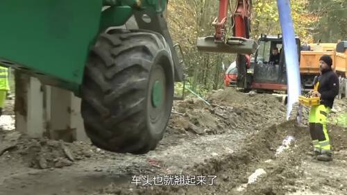 奇特的管道铺设方式,干活前把卡车扎进地里,有啥大作用?