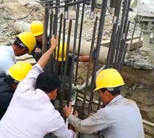 原谅我是个外行,钢筋笼真的需要这么多人操作吗?不是很懂