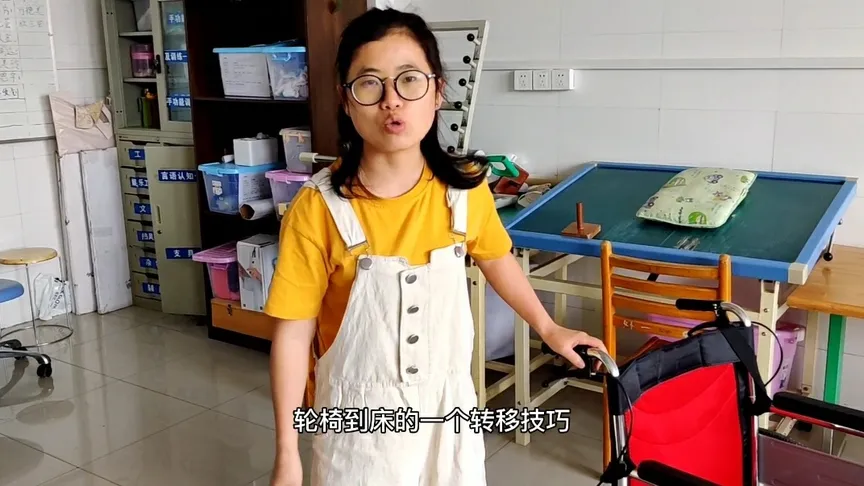 轮椅操作技巧知多少，看她如何为您解疑惑。单手操作轮椅不是梦