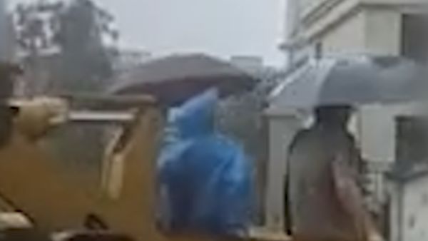 洪水太大无法步行,河南新乡医生坐铲车冒暴雨上班