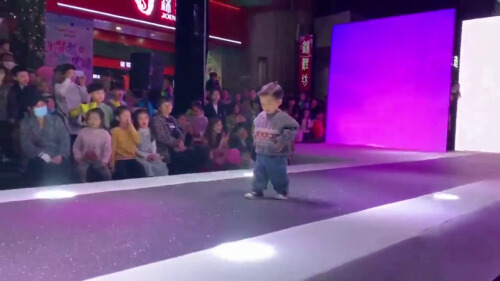 小男孩首次上台走模特,步伐慢的就跟树懒一样,还停了下来!
