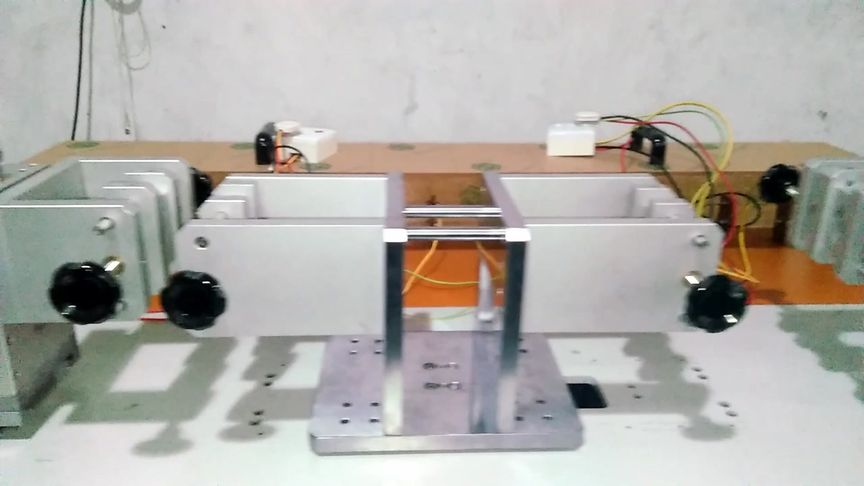 工程师说这是检验插头插座使用寿命的试验机