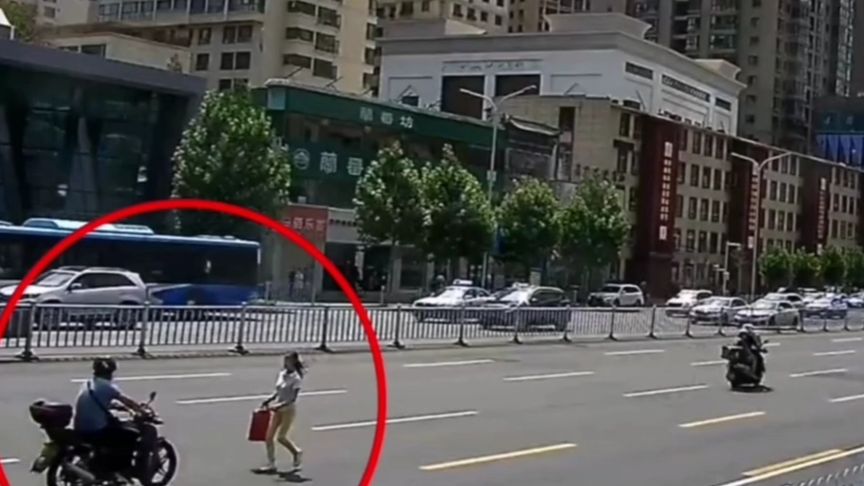 如此这般行走 安全全然不顾!#危险瞬间 #安全行