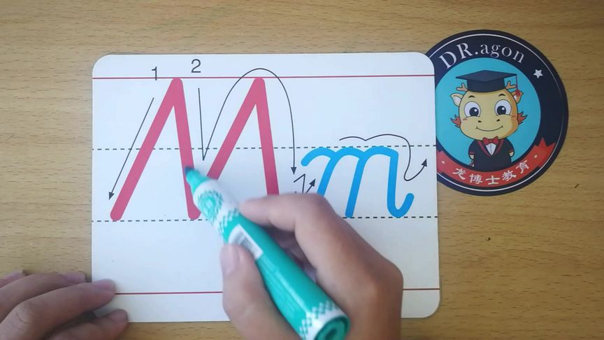 英语字母M发音后嘴巴闭上,气流从鼻子出来,不要弄错啦!