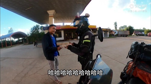 中国姐妹摩旅老挝,入境当天差点被撞,这种交通事故得拨打110吗