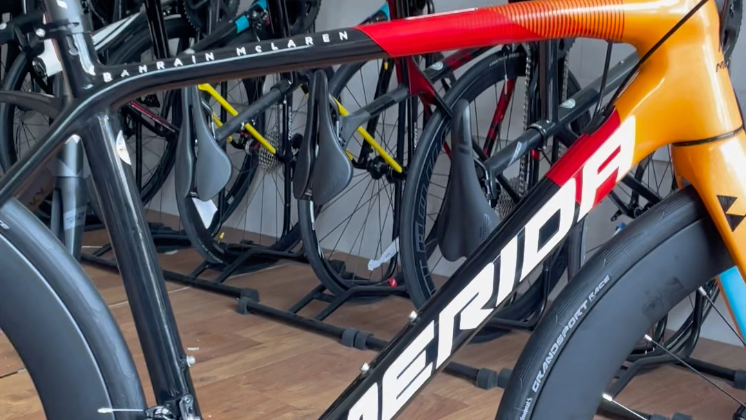 ...R7000小套 线拉油碟,碳纤维轮组,碳纤维坐管,Rpantahi碳纤维一体把