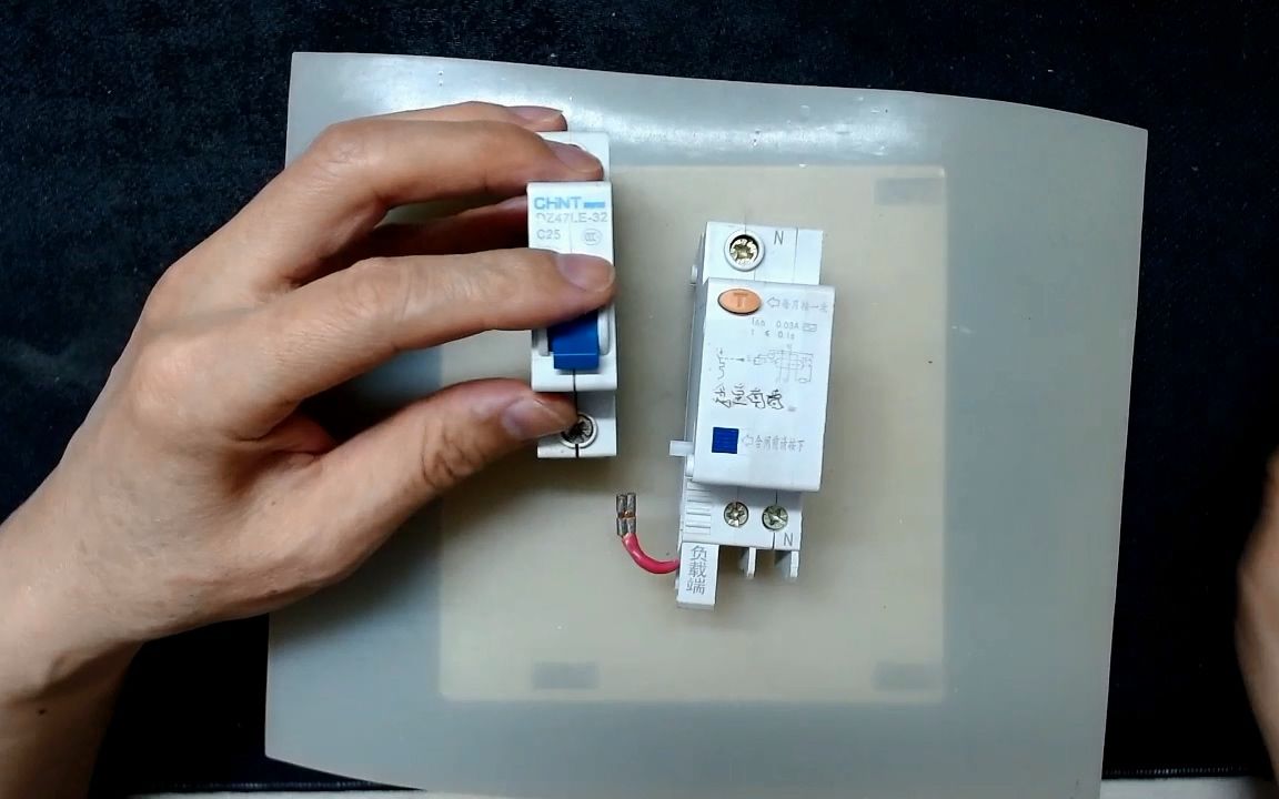 漏电保护器内部啥样?拆开看看就知道了。