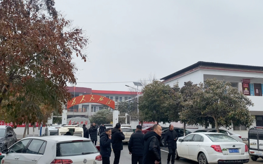 基层乡镇召开全体支部书记会议,马上过年了,安排村里要做好回乡游子...