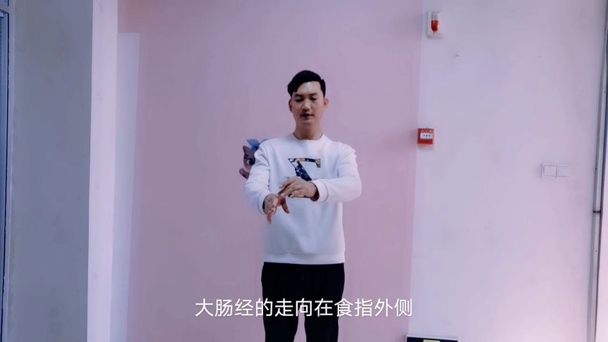 每天敲打手臂大肠经5分钟,清肠道毒素,排宿便,防便秘,肠胃好