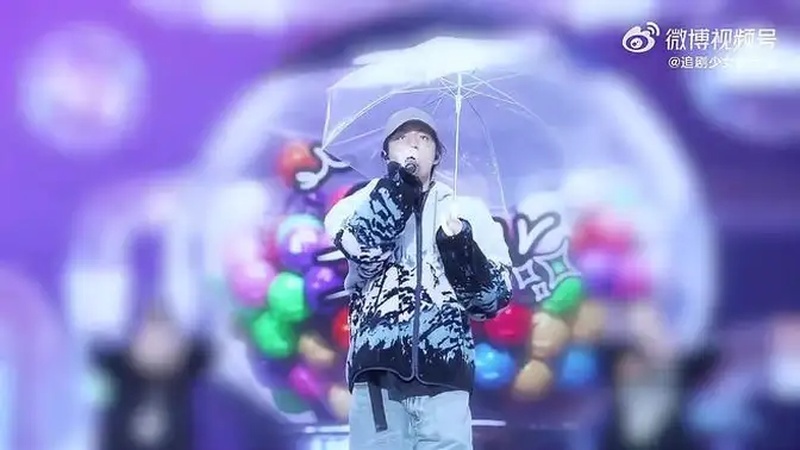 ...还有很多巧妙的舞台设计,舞美也是很好看~越来越期待演唱会现场啦