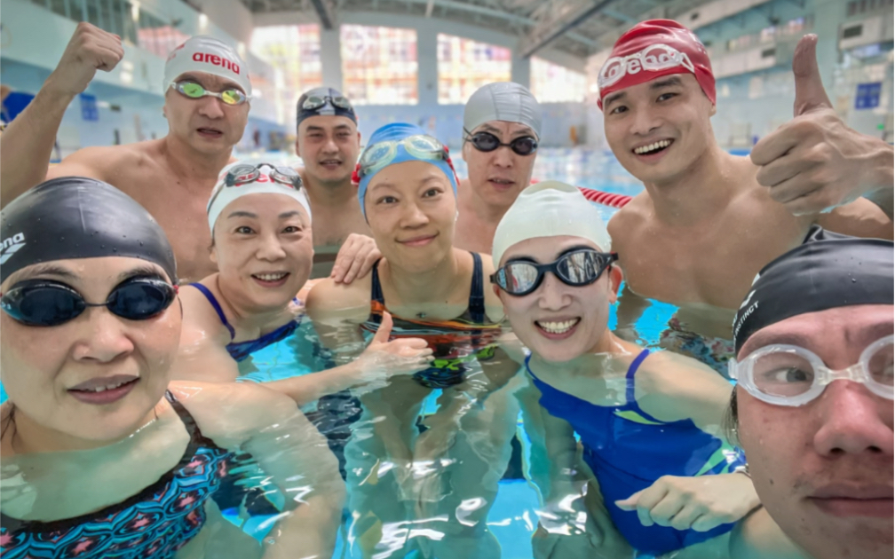 这是一支长期坚持游泳训练的成年人队伍!