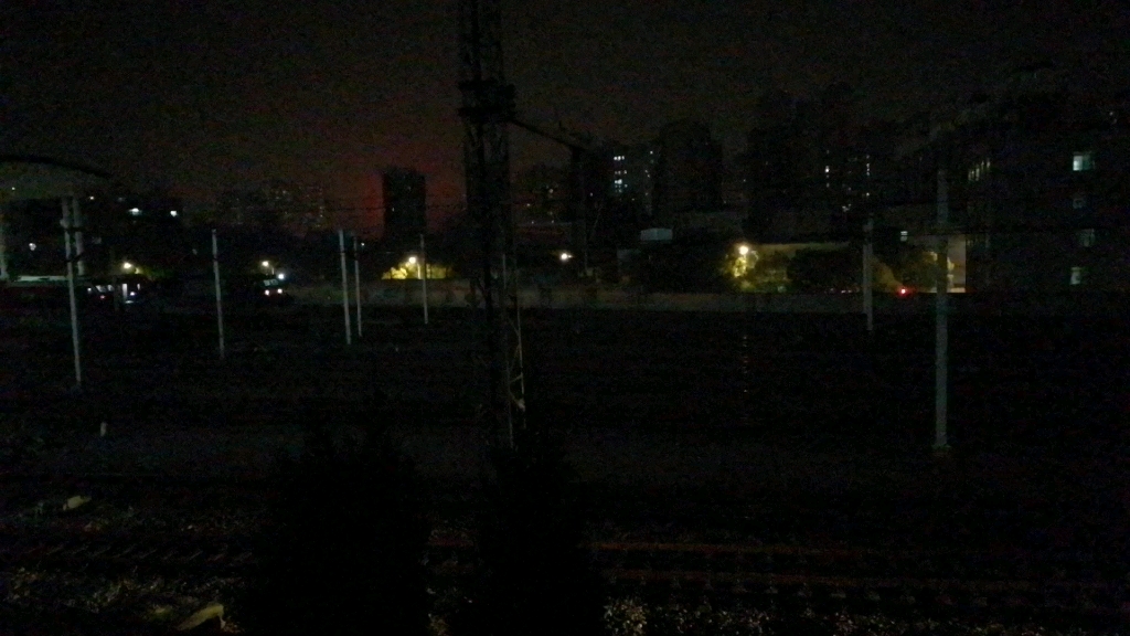 Z38次列车的车底与T306次列车进武昌站