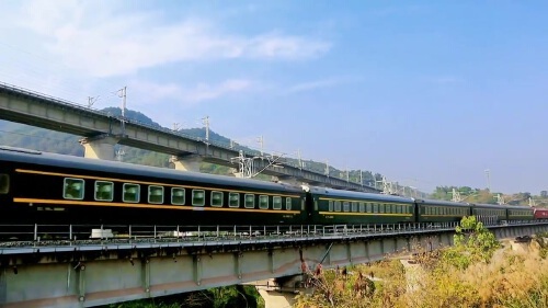 大红枣牵引的Z96列车,正经过四合,向重庆北“飞奔”的神秘旅程
