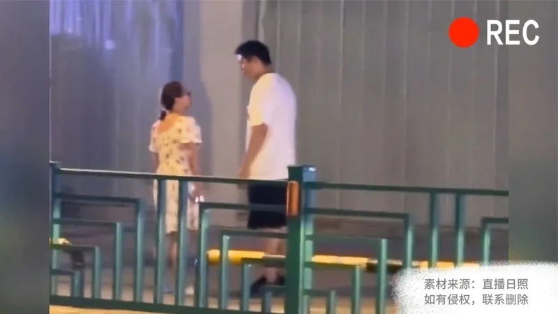 情侣深夜路边吵架,以为下一秒要动手,结果