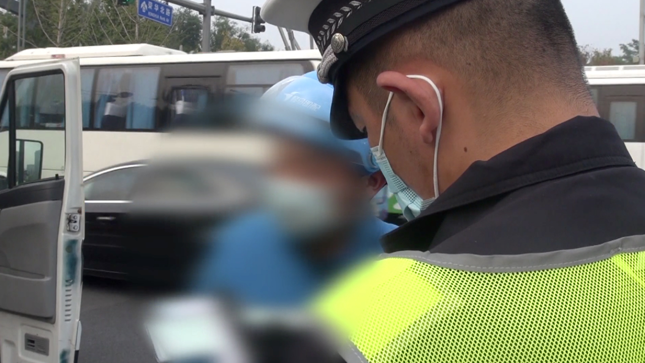 罚款16000元、拘留20天!男子骑摩托逆行被拦,一查证件牌照全是假的!