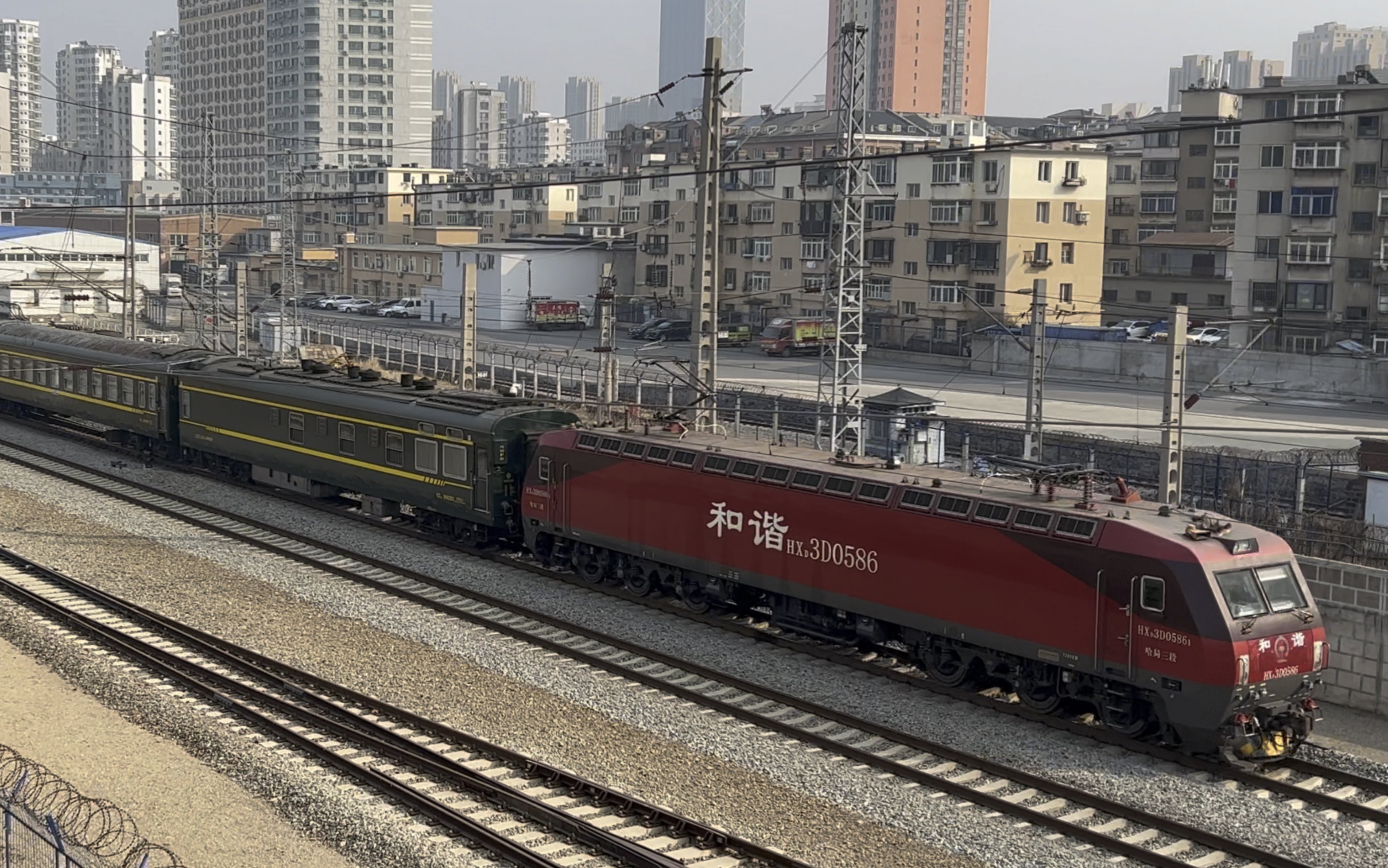 T331次列车哈局三段和谐HXD3D-0586牵引哈局齐北段25K通过沈大线...