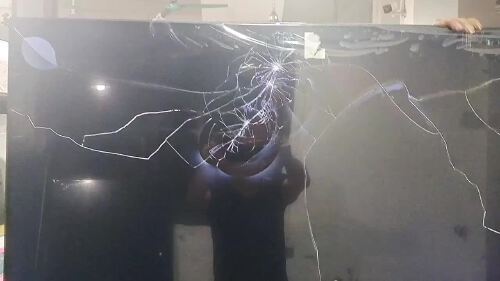 电视屏幕坏了不要扔,20分钟修复焕然一新,海信75寸电视换屏全过程