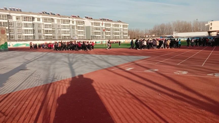 小学生运动会赛前热身运动,场面太震撼了!