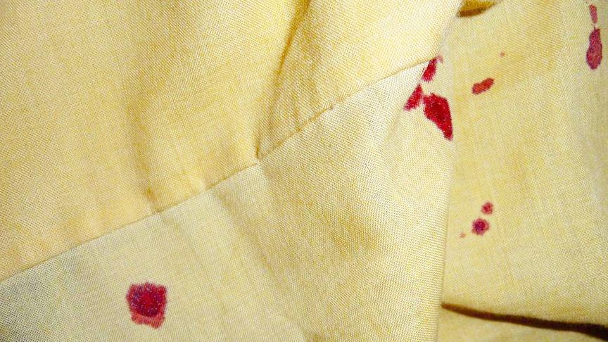大姨妈弄到床单上太尴尬,用它清洗太厉害了,血渍一点没有了