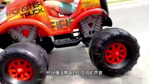 可爱小交警管制交通,小朋友可要遵守交通规则哦