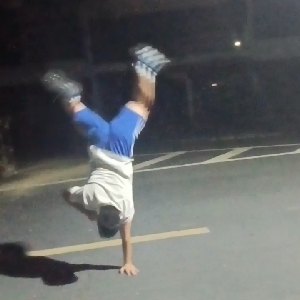 短裤男孩亦少 