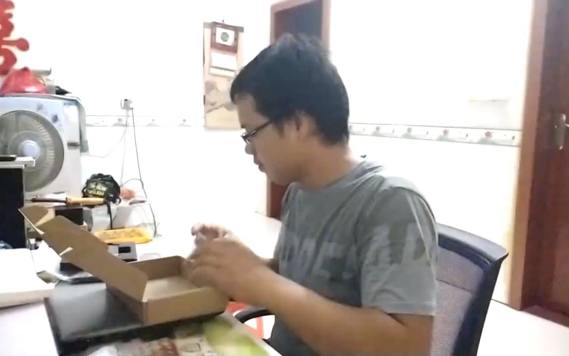 旧电脑卡不动了不要急着丢,文雄买来配件换上升级后秒开机