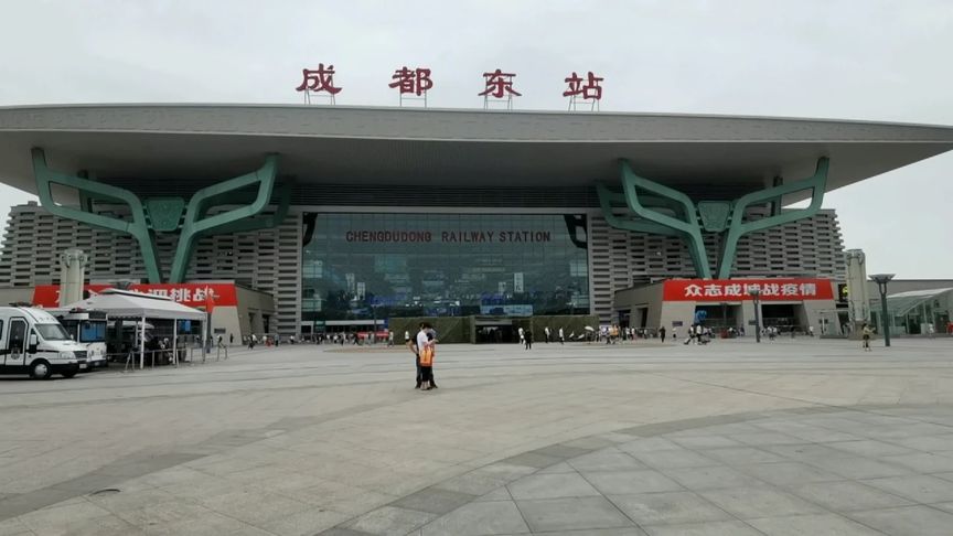 动车1810次列车到达四川成都东站,车站太大,出站差点走错