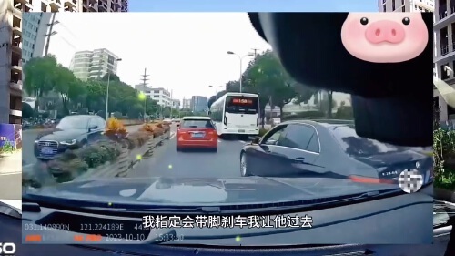 这种路况儿啊,还是希望车友们让一下。把不安全的因素啊风险降到