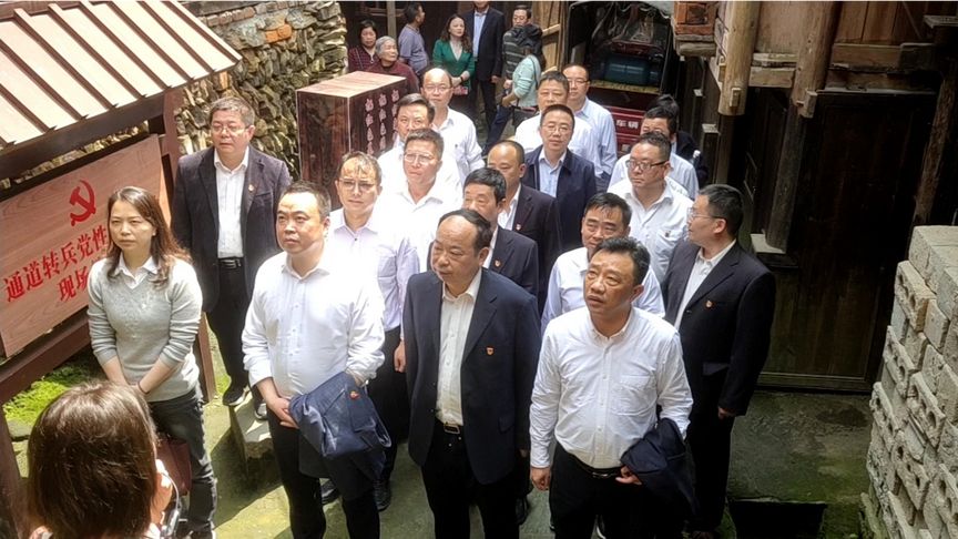 张家界市烟草公司32人到黄土苏维埃政府旧址参观黄艺老师讲解!