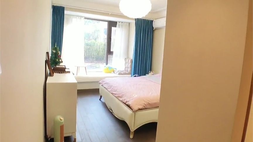 主卧床对着卫生间门怎么解决? 只要你卧室够大,L型衣柜了解一下