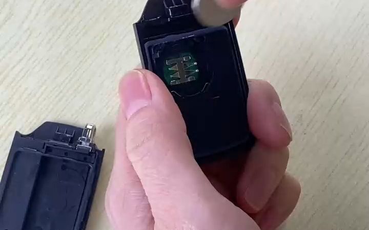 汽车钥匙电池没电了怎么办?本田车钥匙怎么换电池教程