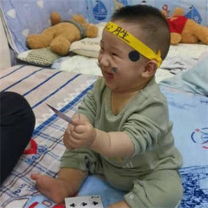 泡泡臭臭睡醒了