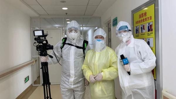 上海抗疫表彰大会举行,澎湃新闻团队获表彰