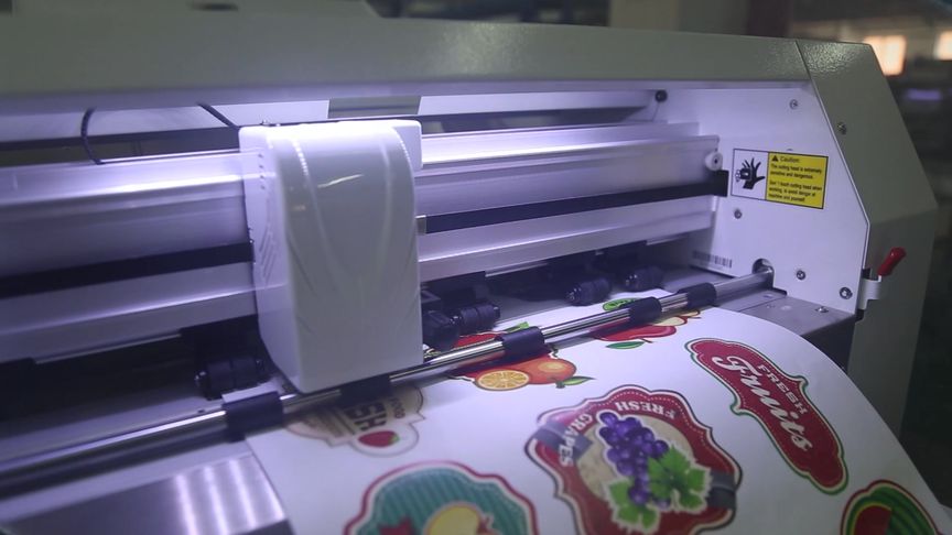 当地摊小老板得到企业助力后#地摊经济 #模切机 #标签