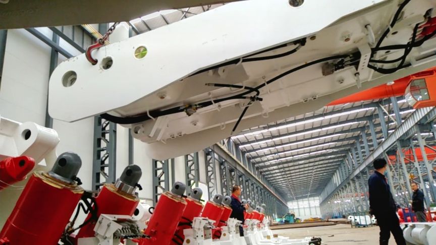 液压支架继续加紧安装中…