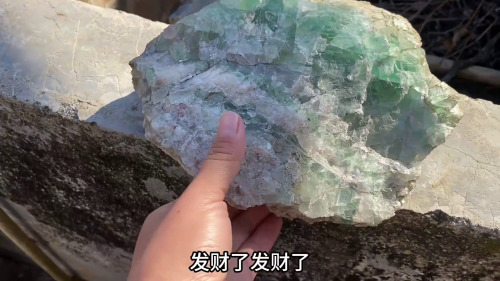 爷爷深山捡回一块石头,回家用水冲洗干净后,村里人都说是翡翠石