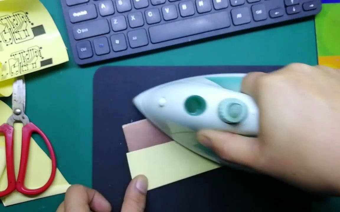 手工制作PCB全过程,太牛了,以后电路板都可以自己制作了。