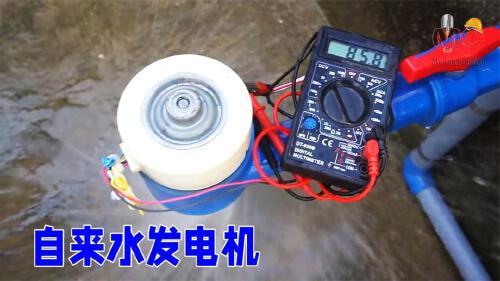 利用PVC管件制作简单水利发电系统,万用表测量稳定电压85伏