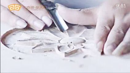 实拍原木门制作,令人叹为观止的雕花技术!手工师傅全程“炫技”