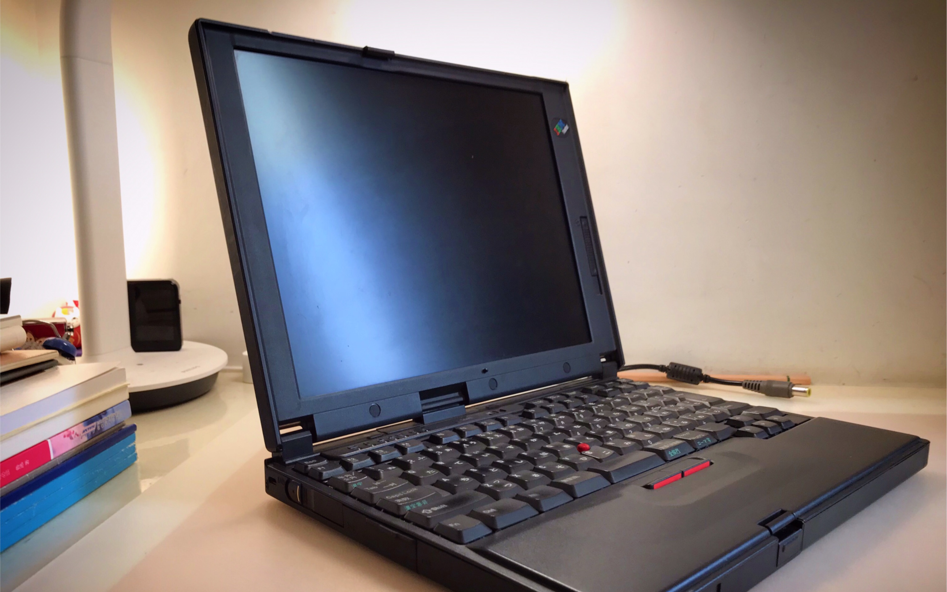1997年的笔记本-IBM ThinkPad 560x开机