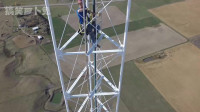 维修工人攀爬1500米高的电视信号塔