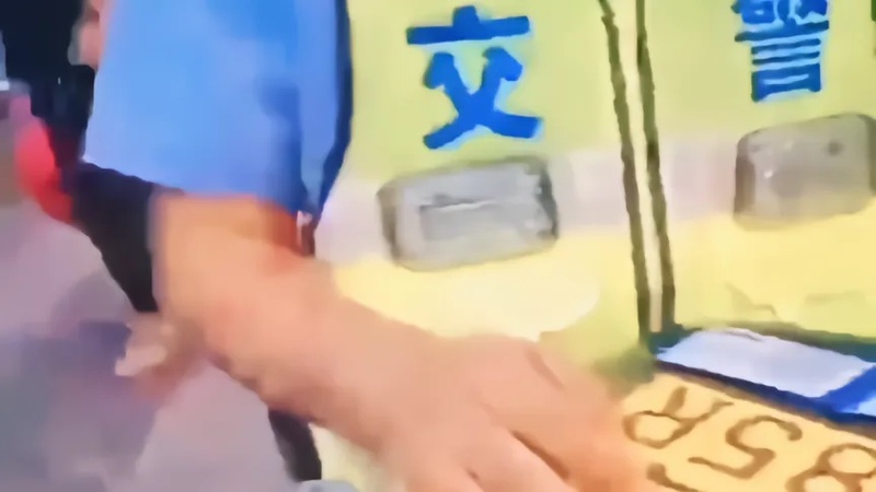 知错就改,交警执法时从不见过这样电动车车牌,摘下来了