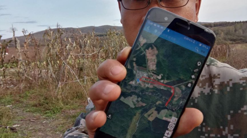 林区采山容易迷山,小伙测试两款GPS定位效果如何,没信号也能用